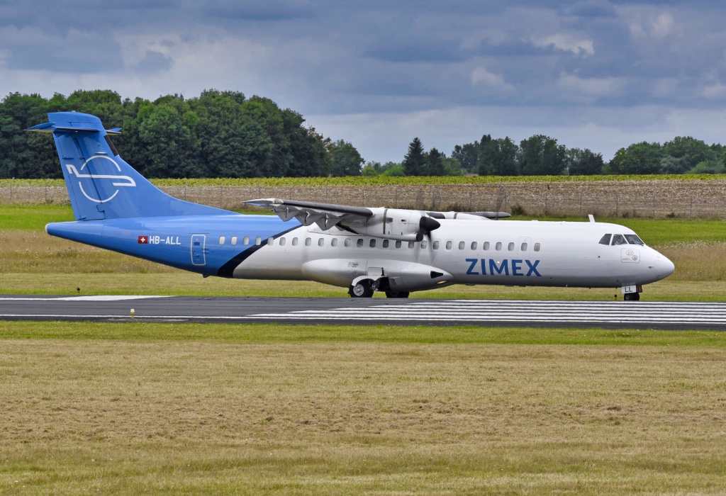 ATR and the ATR-42 and ATR-72 airliners, design, production and photographs